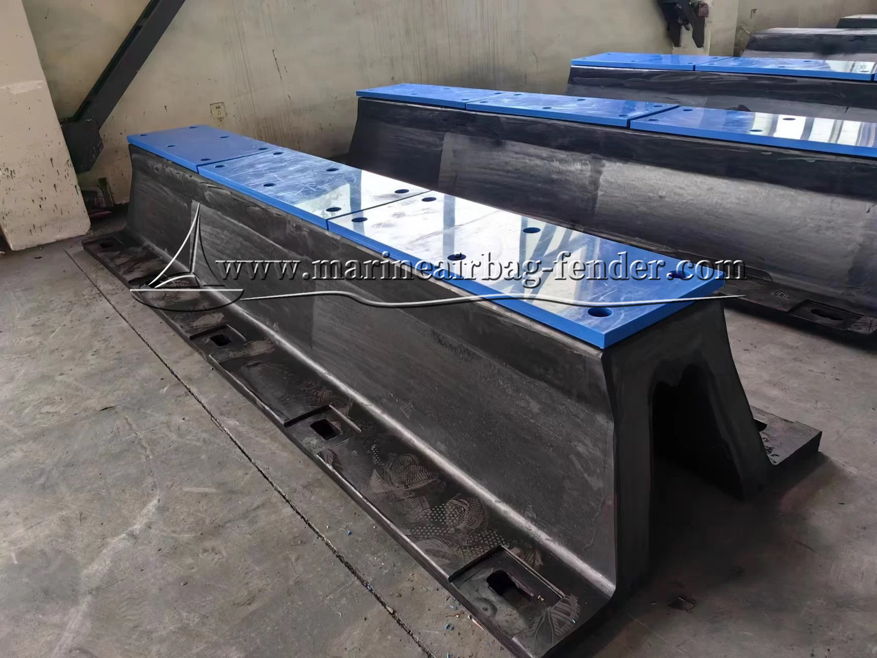 Black V Type Arch Rubber Fender Marine Dock Solid Fender